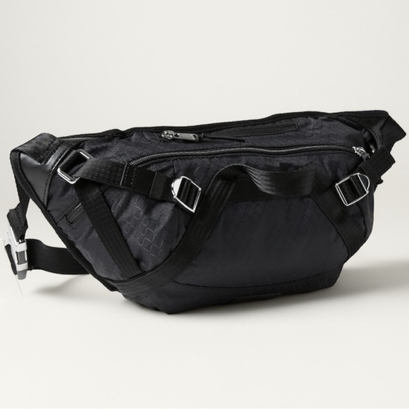 Athleta | Bags | Athleta Excursion Waistbag Belt Bag Crossbody Black ...